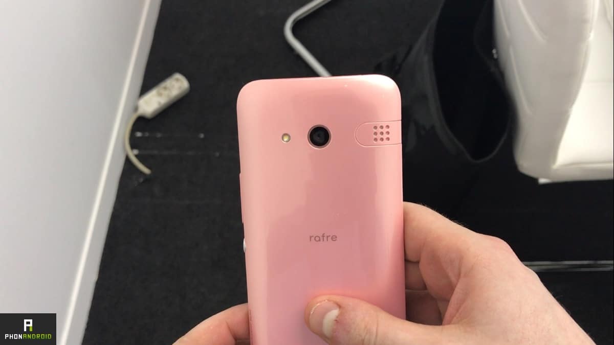 Kyocera Rafre : prise en main vidéo du smartphone étanche qui résiste à ...