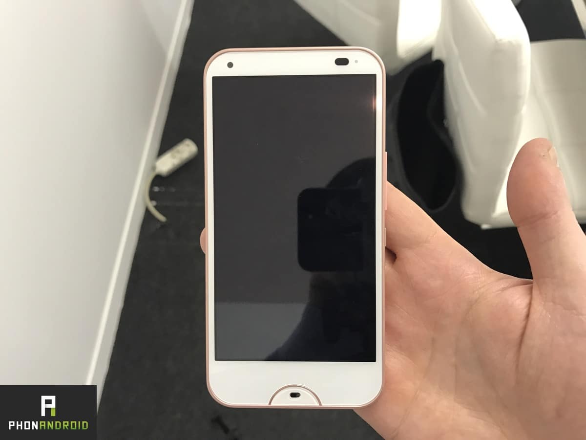 Kyocera Rafre : prise en main vidéo du smartphone étanche qui résiste à ...