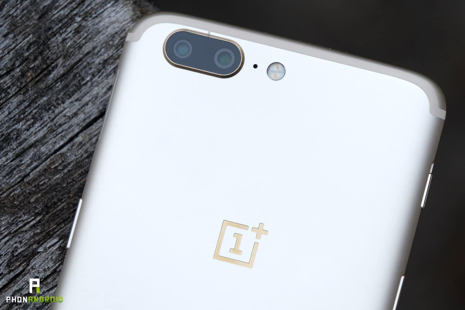 OnePlus 5 Gold officiel : de l'or entre les mains