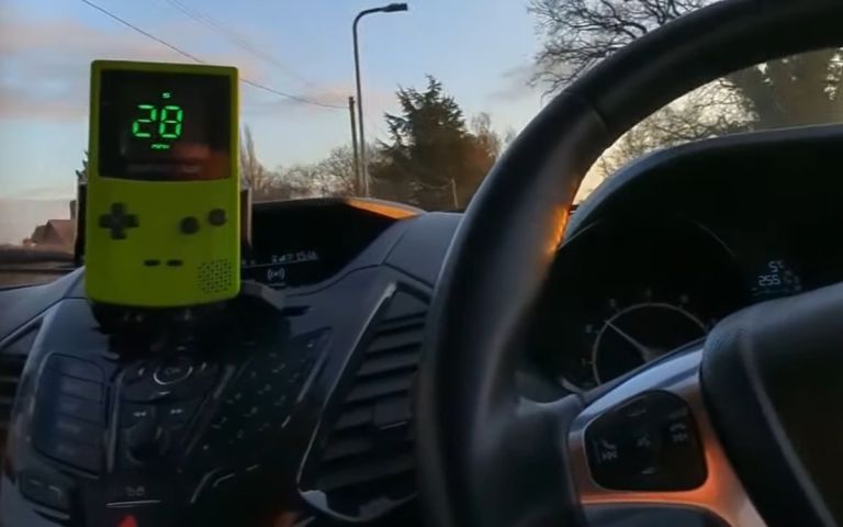 Transformer sa Game Boy Color en compteur de vitesse, ça fonctionne