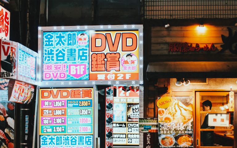 Le support physique fait de la résistance dans les animés