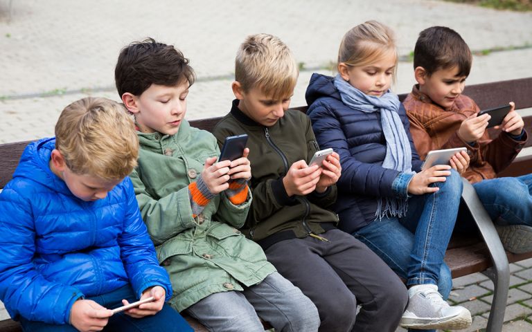 Des enfants trompent la vérification d'âge sur internet avec de fausses ...