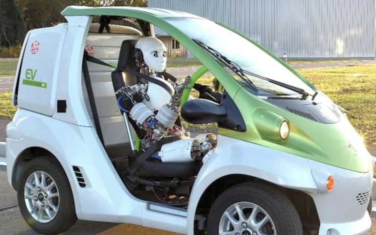 Regardez ce robot conduire une voiture électrique, il sera peut-être ...