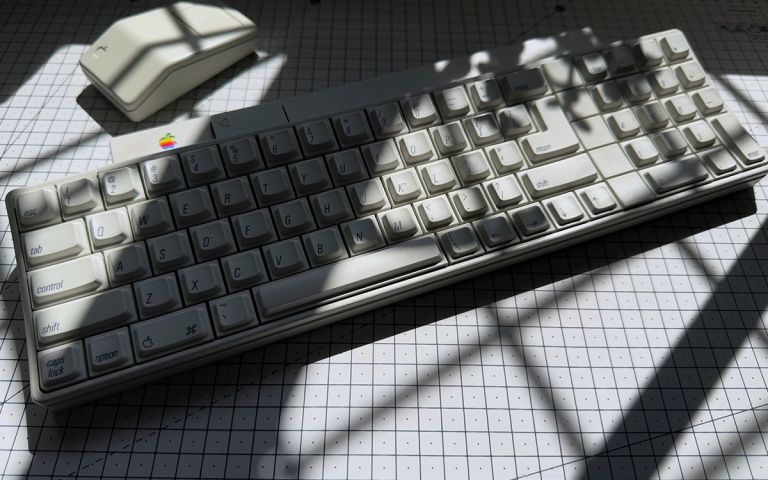 Il transforme ce clavier mécanique Apple de 1986 en clavier moderne ...