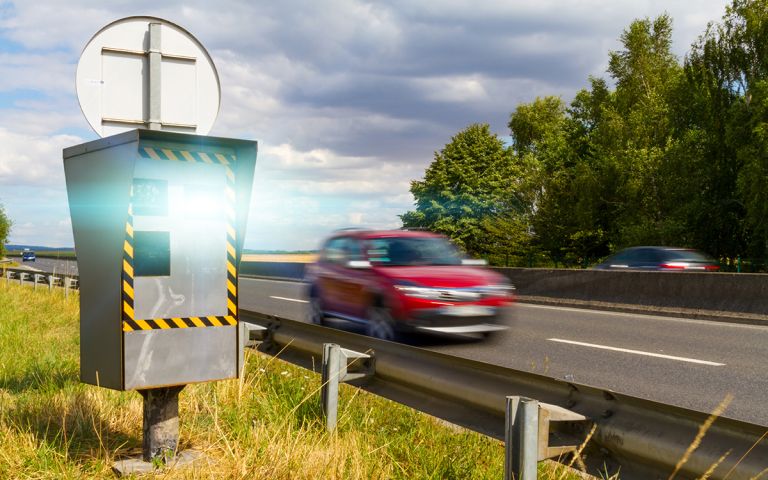 Voici comment repérer les voitures-radars, de plus en plus nombreuses ...