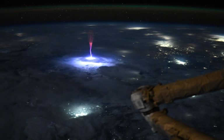 Une astronaute capture un éclair rouge géant depuis l’ISS, l’image est ...