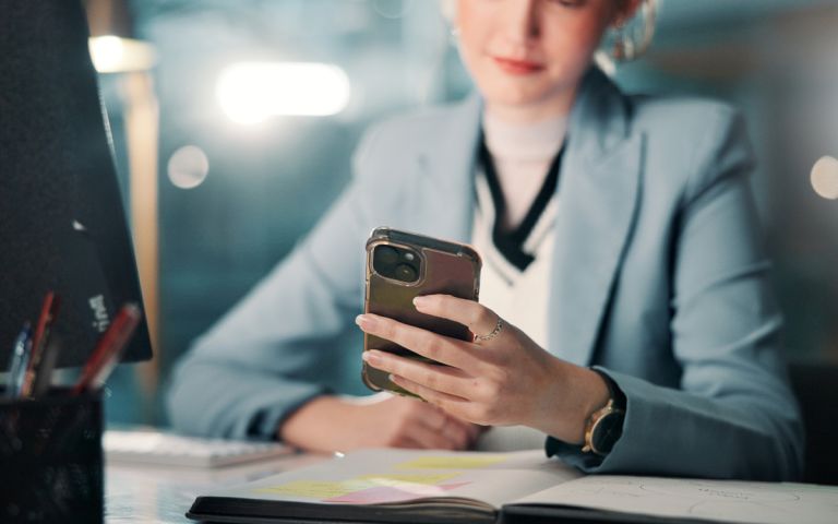 Combien ça coûte de scroller sur Instagram et YouTube au travail ...