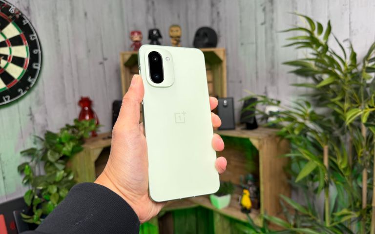 Prise en main du OnePlus 15R : voici peut-être le « banger » de Noël 2025