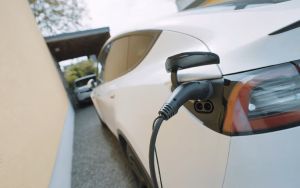 Ce Tesla Model Y prouve que la recharge rapide n'abîme pas autant la ...